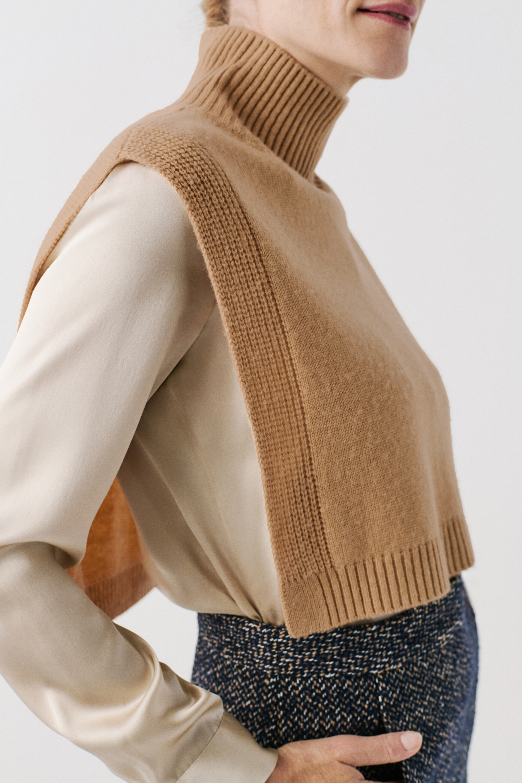 ysee poncho brown woman